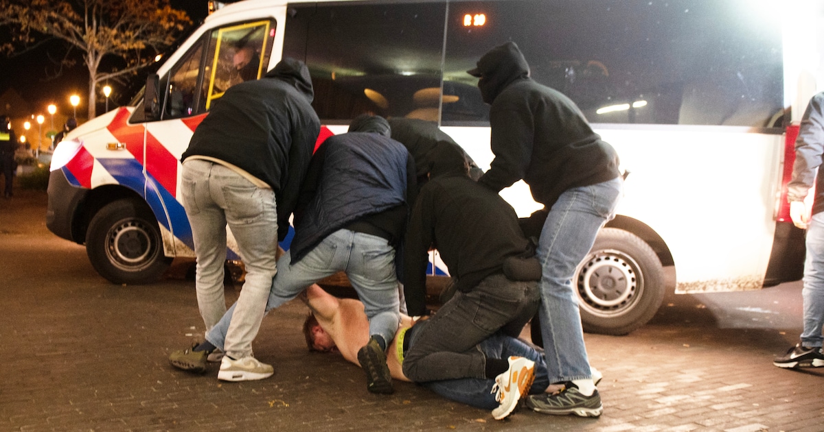 ‘Romeo’s’ pakken zware overlastgevers op in menigte bij azc-rellen: zo ...