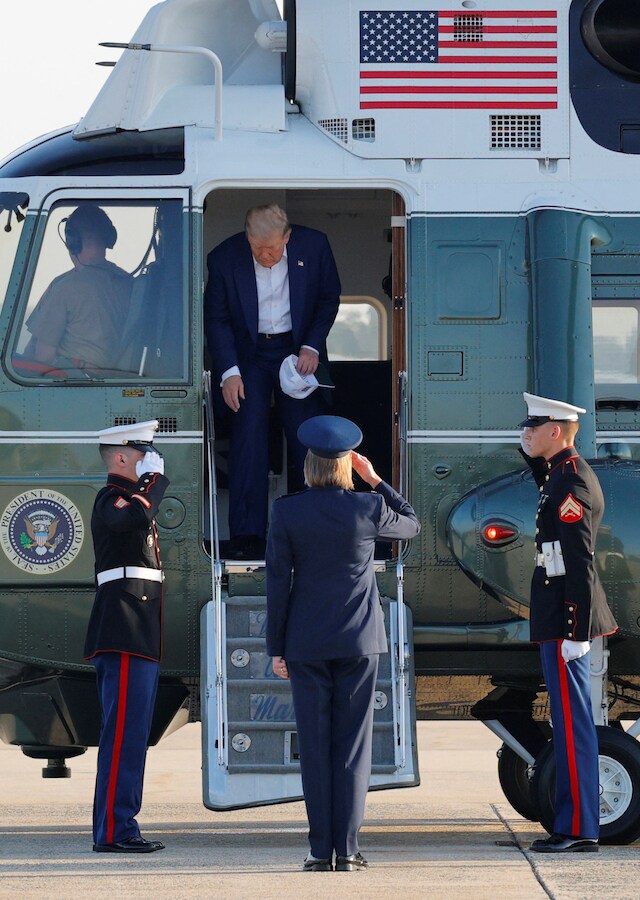 Donald Trump onderweg naar Den Haag, vliegtuig met president landt ...