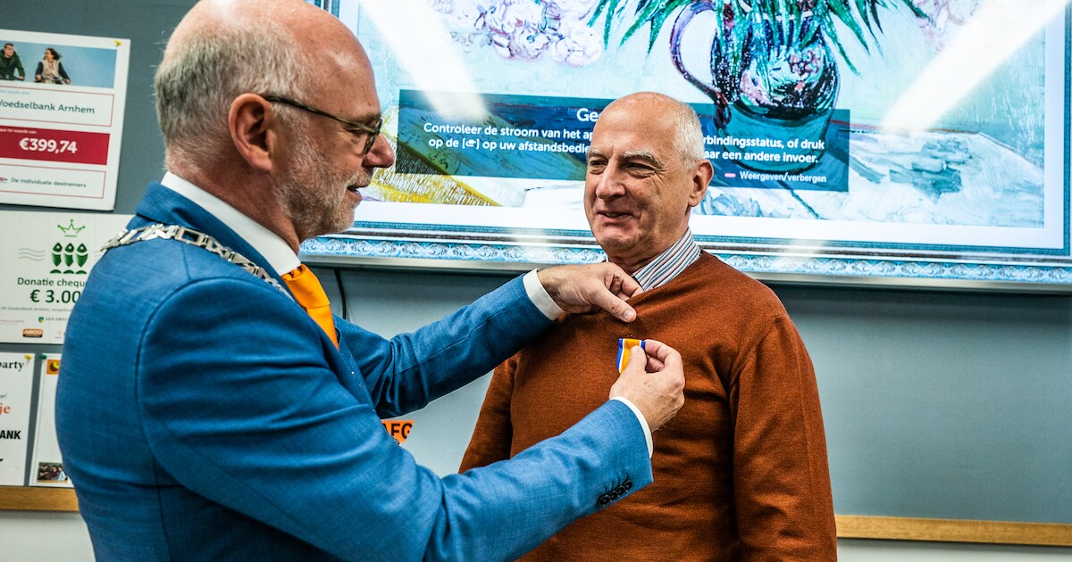 Tom wordt compleet verrast en krijgt een lintje voor zijn jarenlange ...