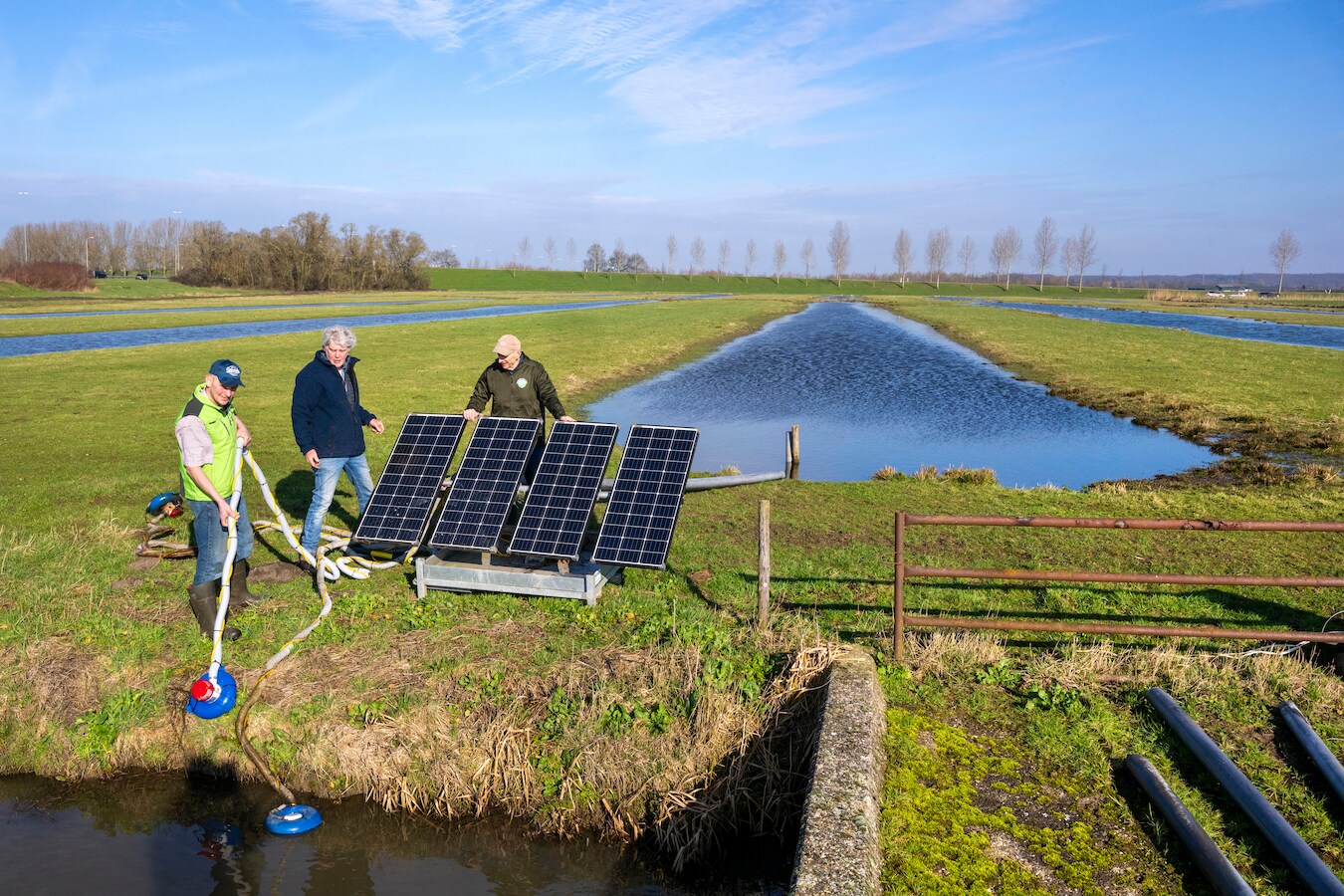 Boer Eric zet zijn weiland van 5 hectare expres onder water: goed voor ...