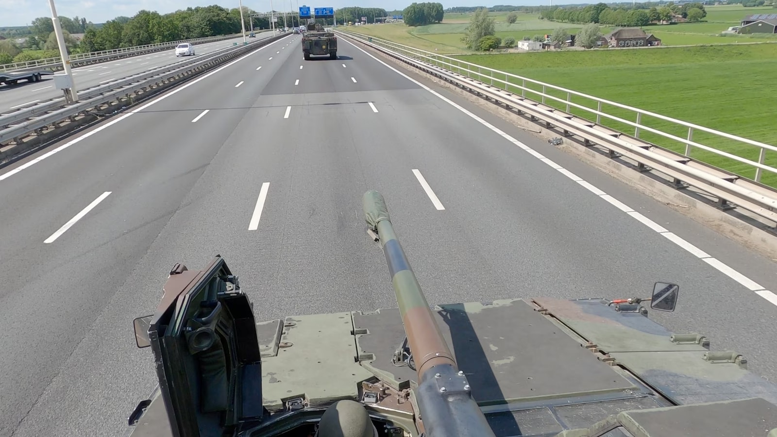 KIJK | Bekijk de Nederlandse snelweg vanuit een pantservoertuig tijdens ...