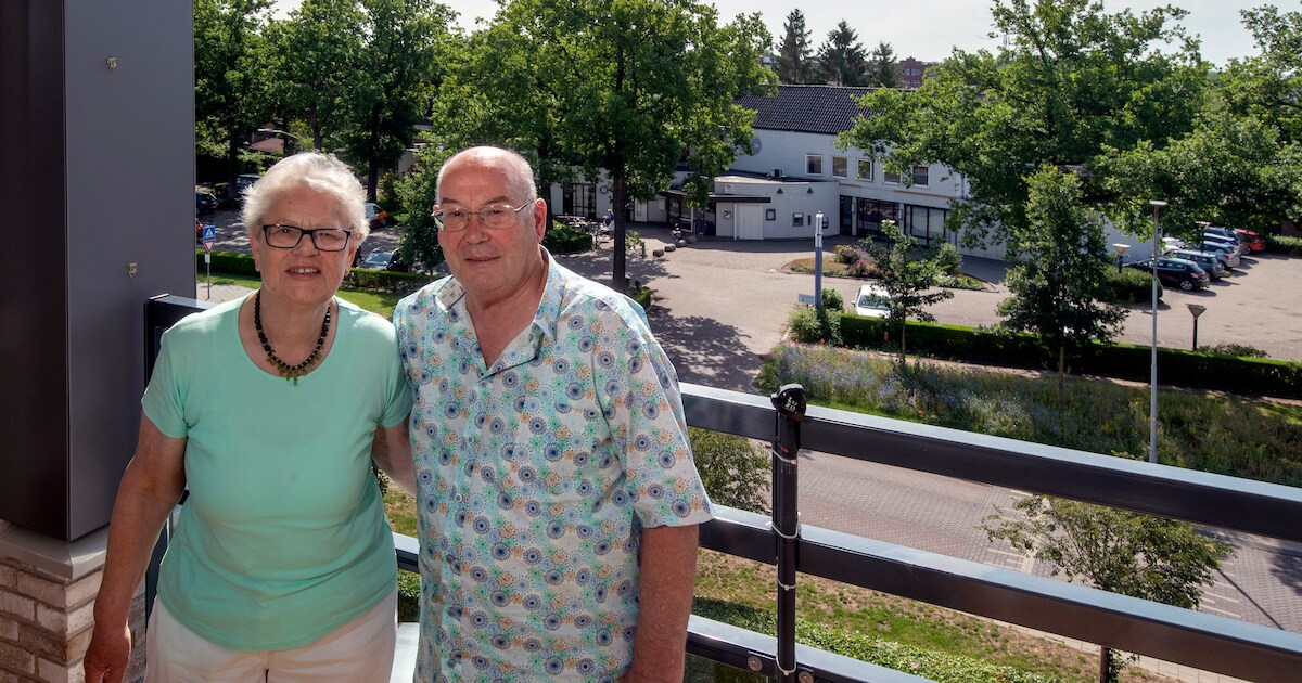 André en Marja vermaken zich op hun balkon: ‘Wij zitten hier soms smakelijk te lachen’ | Duiven ...