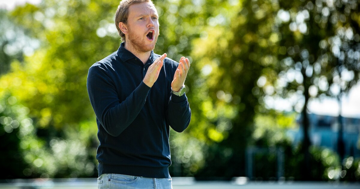 Na een stoomcursus bij DUNO en een stage bij Ajax staat 27-jarige Van der Weerd nu écht voor de ...