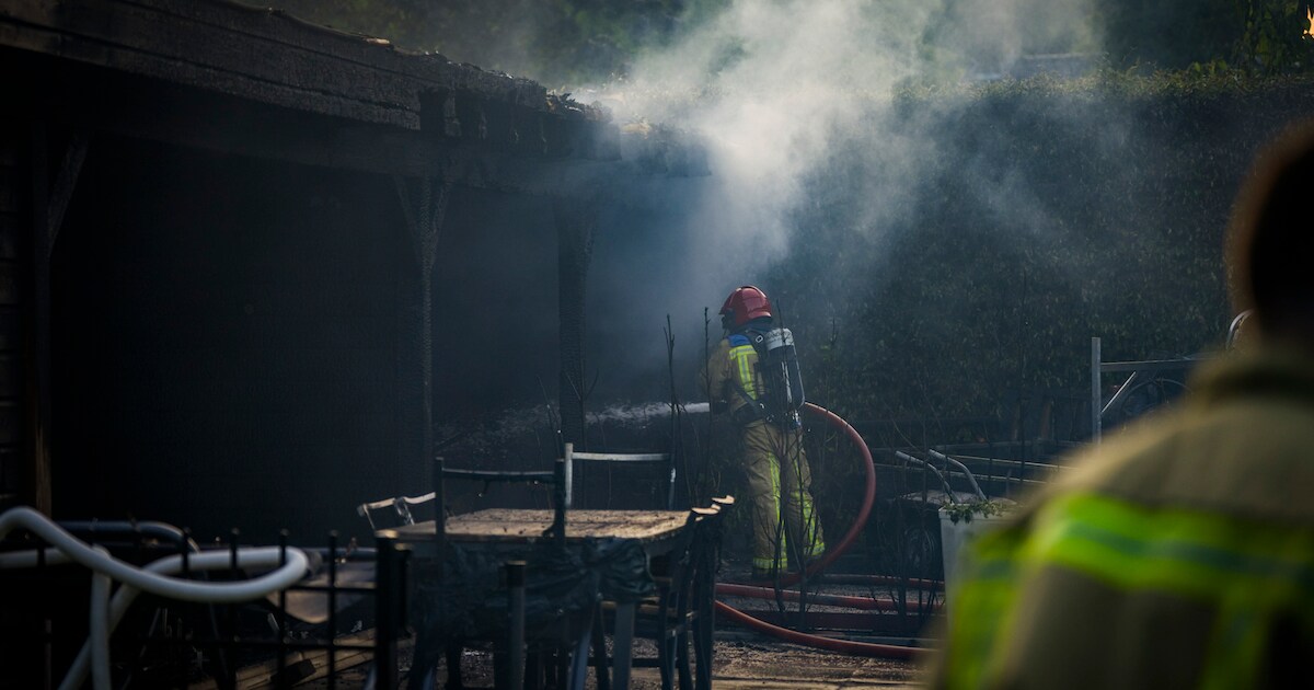 Brandweerlieden blussen brand in tuinhuis van eigen ouders in Mierlo ...