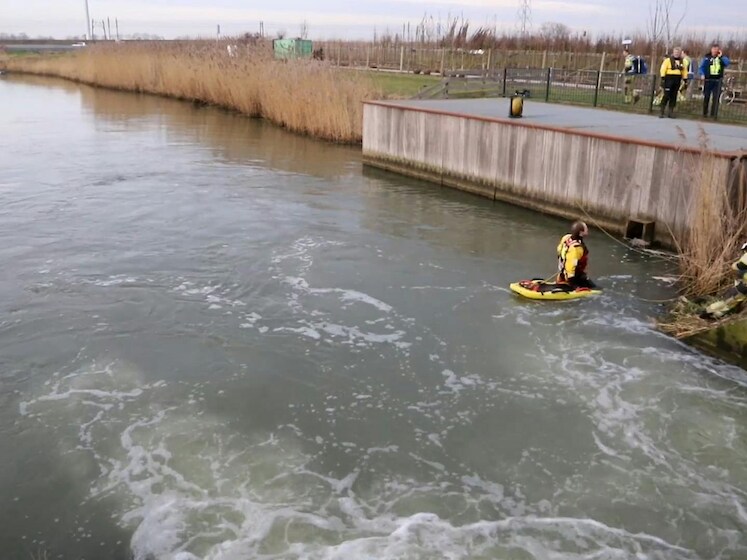 Automobilisten schieten te hulp als man onwel wordt achter het stuur op ...