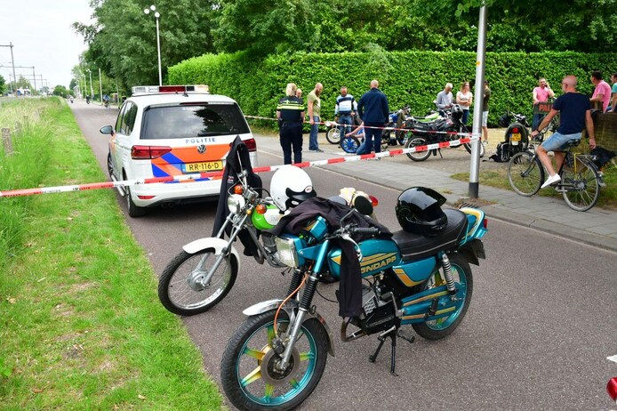 Man schrikt van politie en slaat over de kop met brommer in Duiven ...