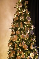 Een stijlvolle kerst met de ballen van Marcel, Marlies, en Viktor en ...