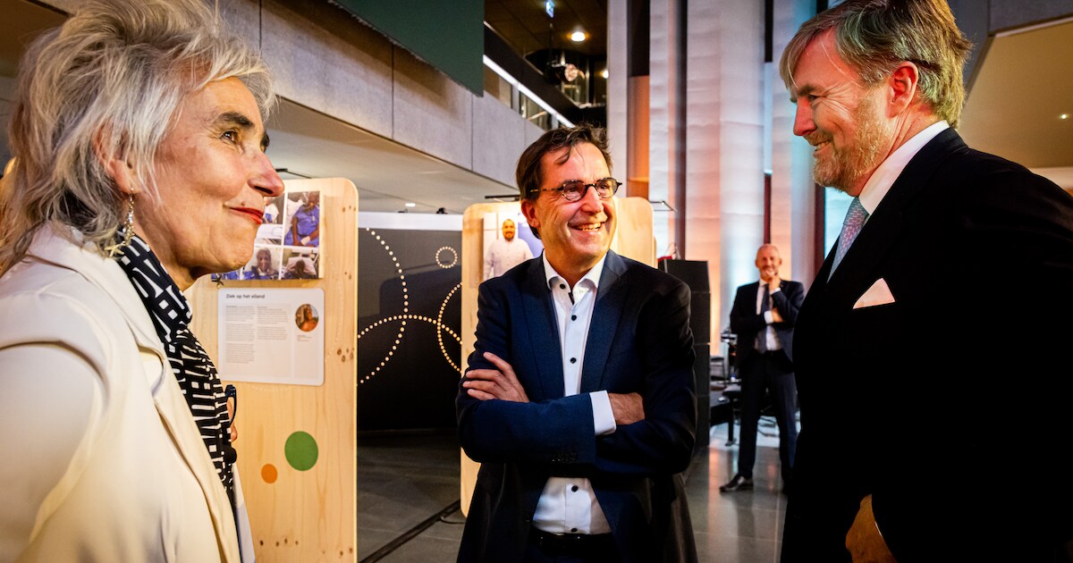 Koning opent nationale corona-expositie: Gommers hangt foto van Famke ...