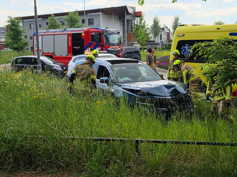 Auto botst tegen boom in Wageningen | Regio | De Gelderlander.nl