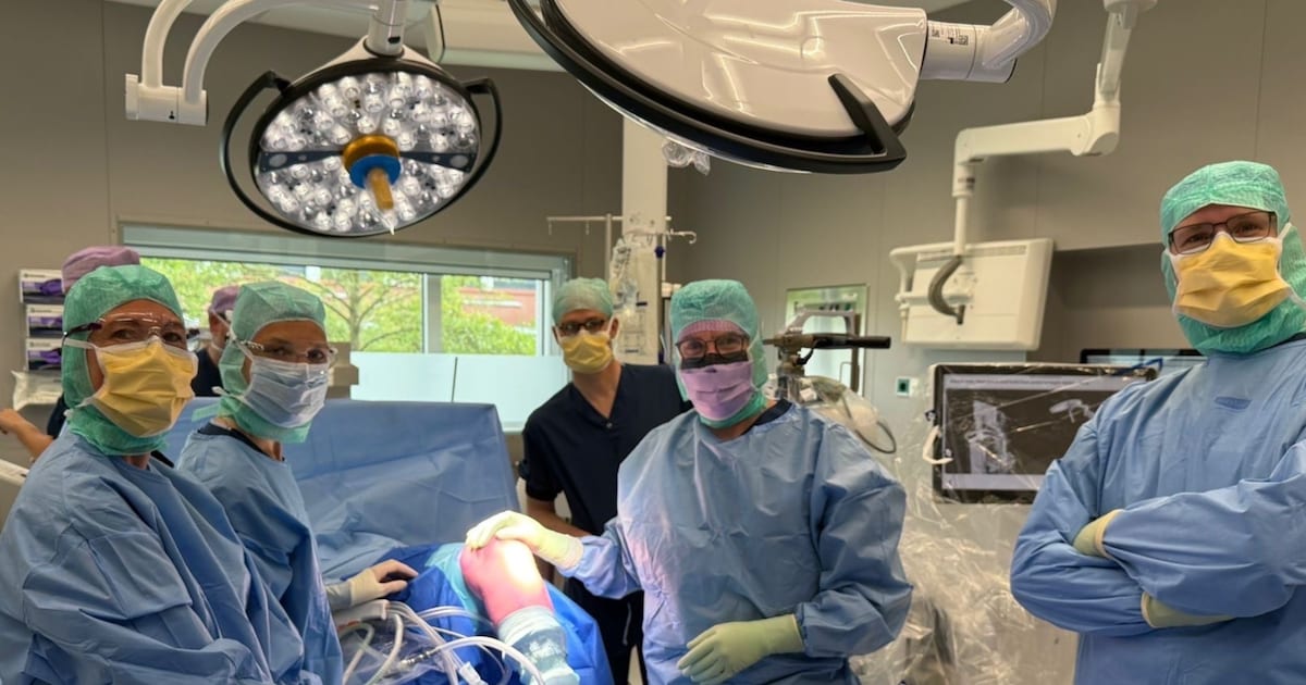 Ede: eerste halve knieprothese geplaatst met Velys-robot | Regio | De ...