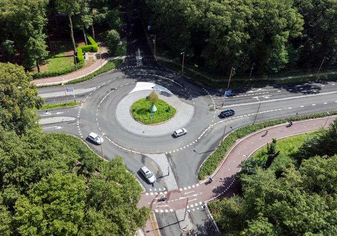 Dit moet het allemaal oplossen: beruchte rotonde met drempels en ...