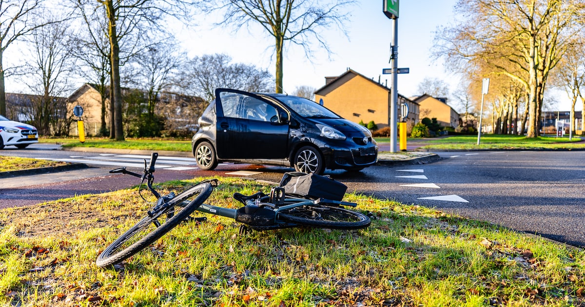 Botsing tussen auto en fiets op rotonde in Wijchen | Regio | De ...