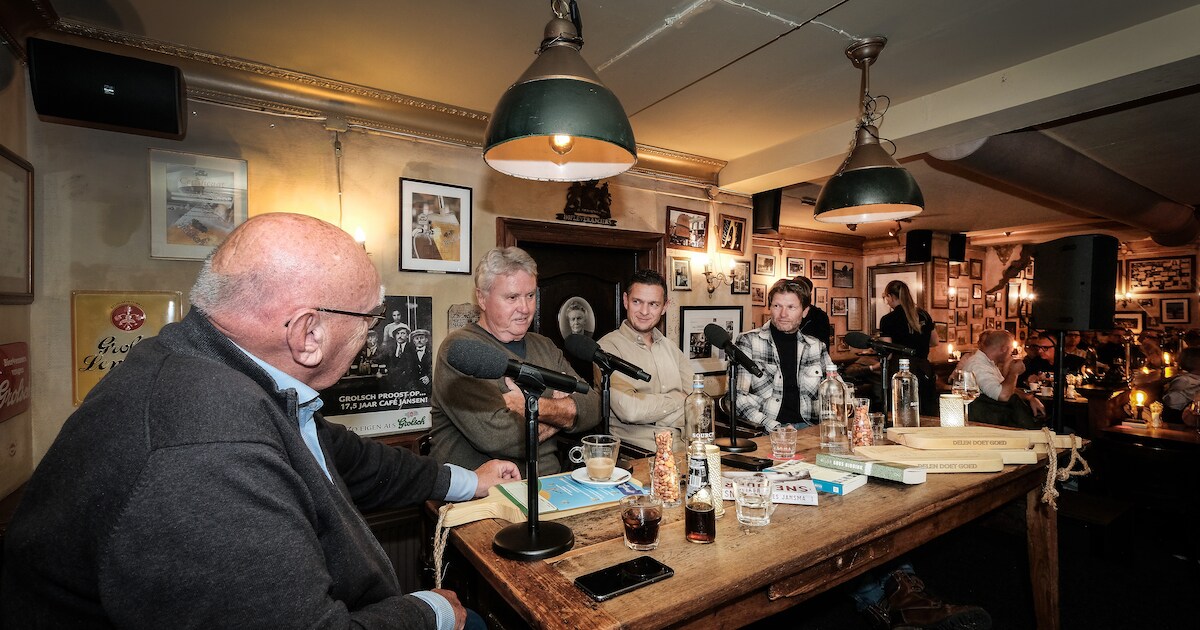 Hiddink, Vreman en Meijer praten met Jansma over De Graafschap in bomvol café: ‘Saamhorigheid ...