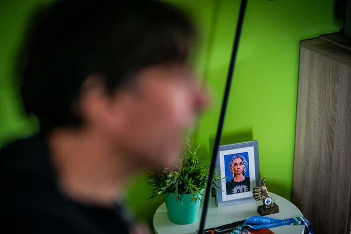 Jacob is verliefd op een jonge vrouw met paars haar die in zijn ...