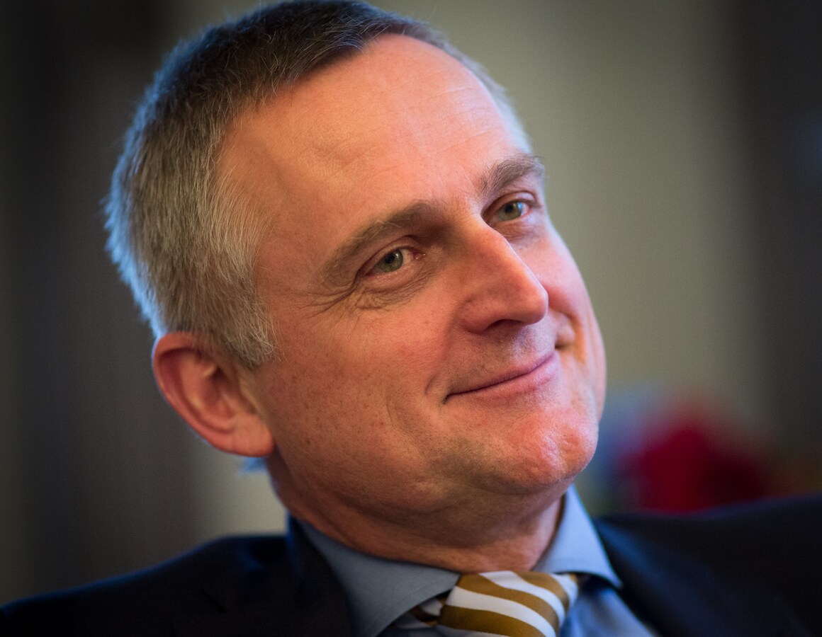 Nieuwe burgemeester Overbetuwe ‘fris als Elstar’ | Foto | gelderlander.nl