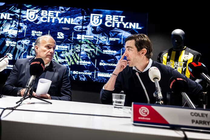 Vitesse stamgast bij de rechter voor overname en bankzaken: ‘Alles ...