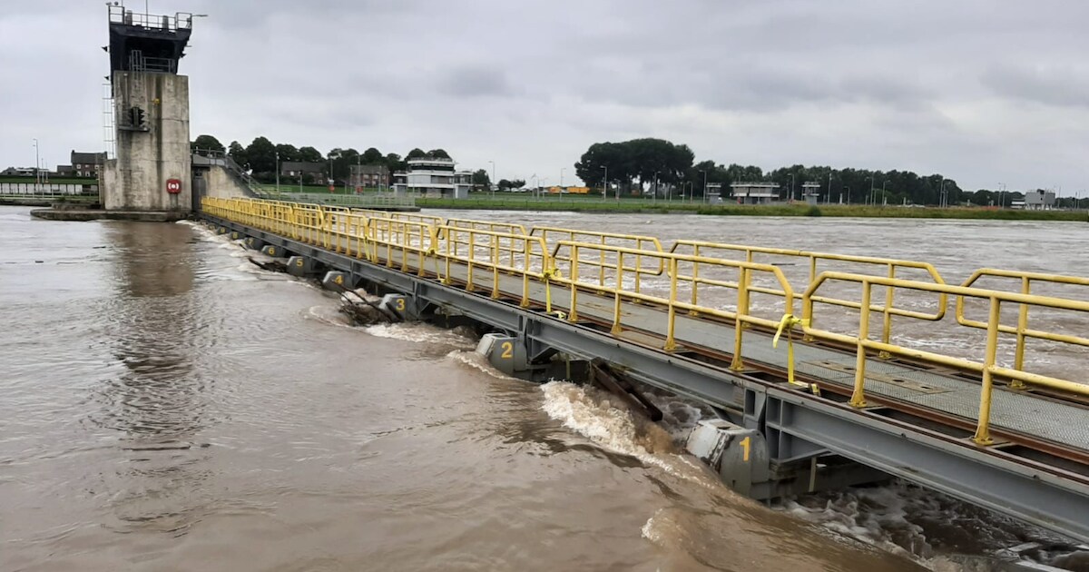 Water Maas tientallen centimeters hoger door kapotte stuw Sambeek ...