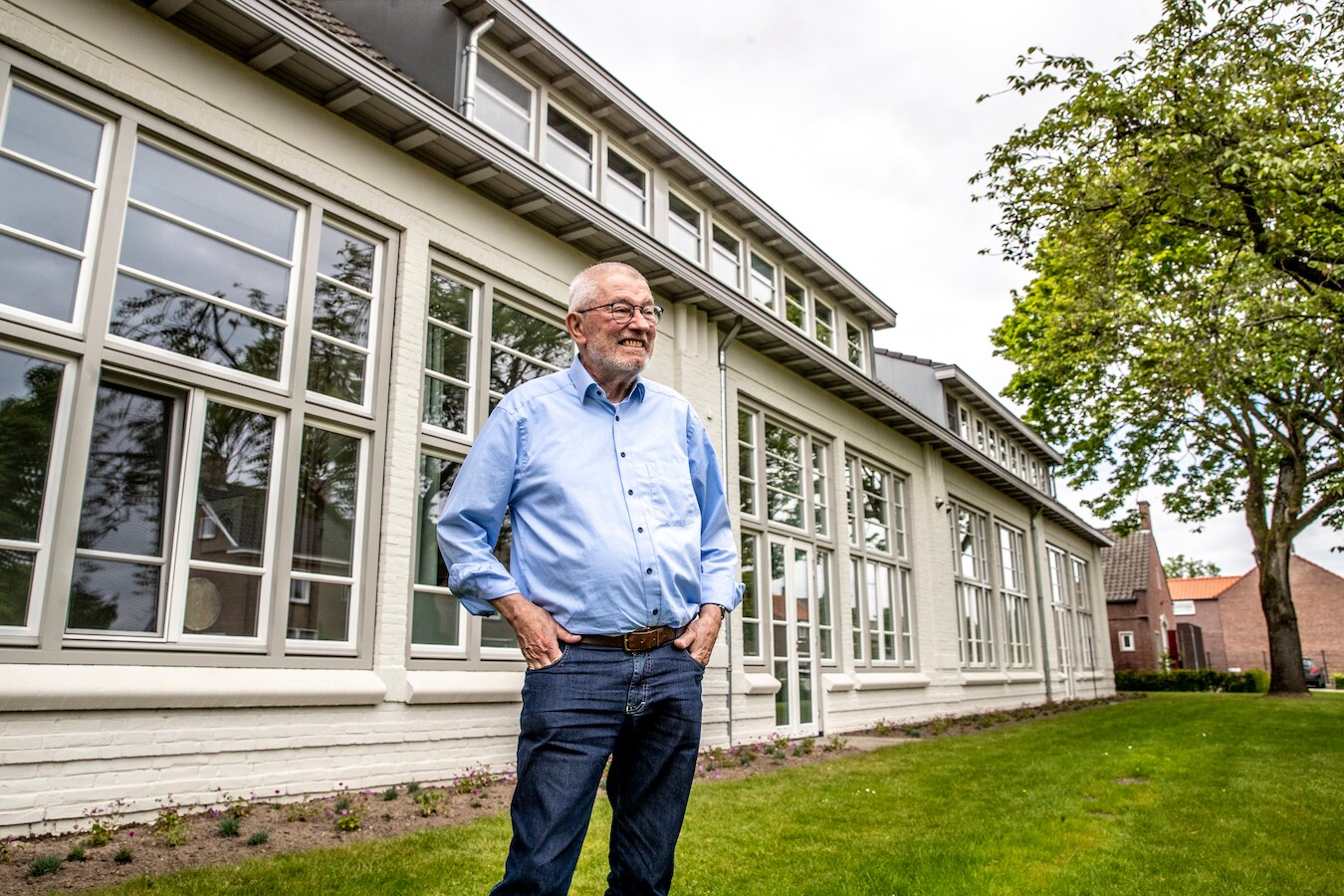 Meester Hans slaapt nu in het lokaal waar hij vroeger lesgaf; in de ...