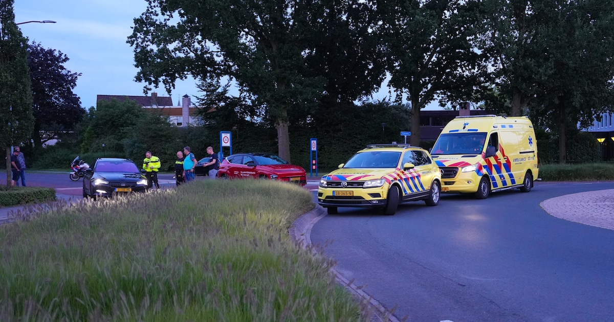 Fietser en auto botsen op rotonde Rijksweg in Duiven | 112 nieuws Duiven | De Gelderlander.nl