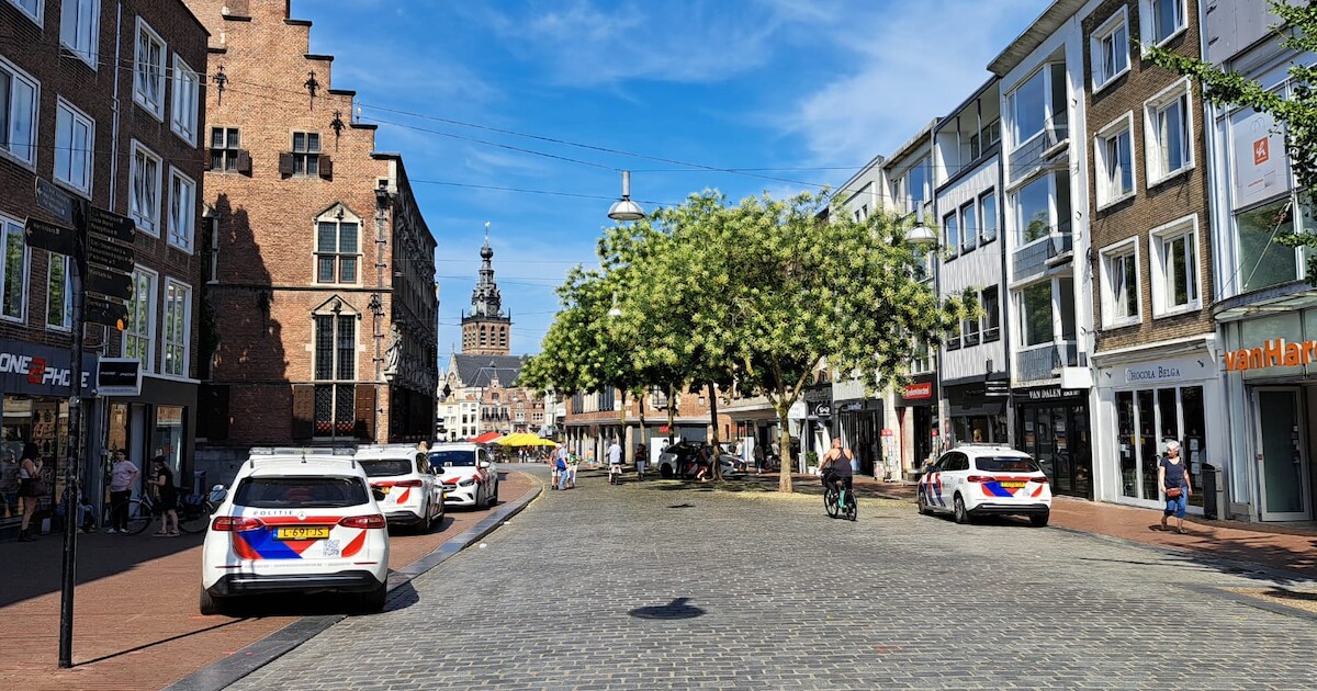 Tieners richten pistool op personeel en vluchten weg met telefoons ...