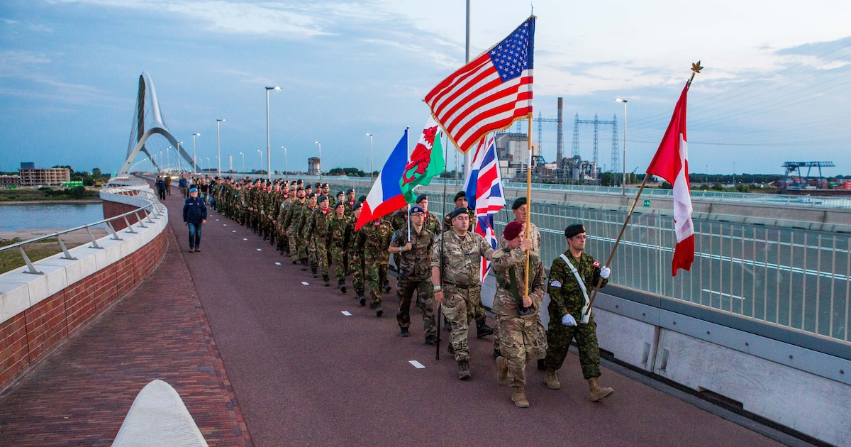 Amerika krijgt eigen ‘Sunset March’ op enorme legerbasis, naar Nijmeegs ...
