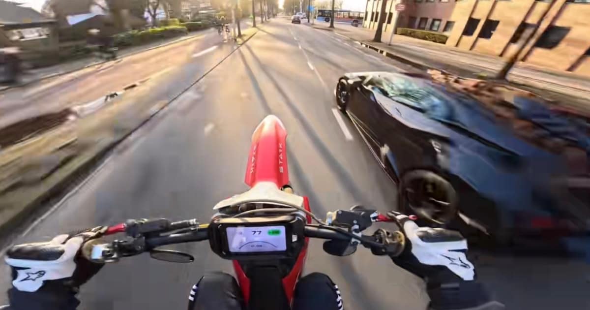 Tiktokker daagt politie uit op motor, maar zij lacht het laatst: 'Grof ...