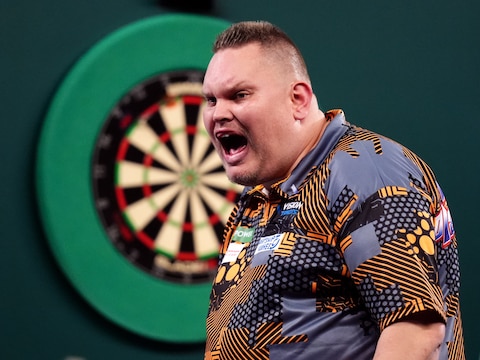 LIVE WK darts | Wesley Plaisier mist matchdarts en moet beslissende set ...