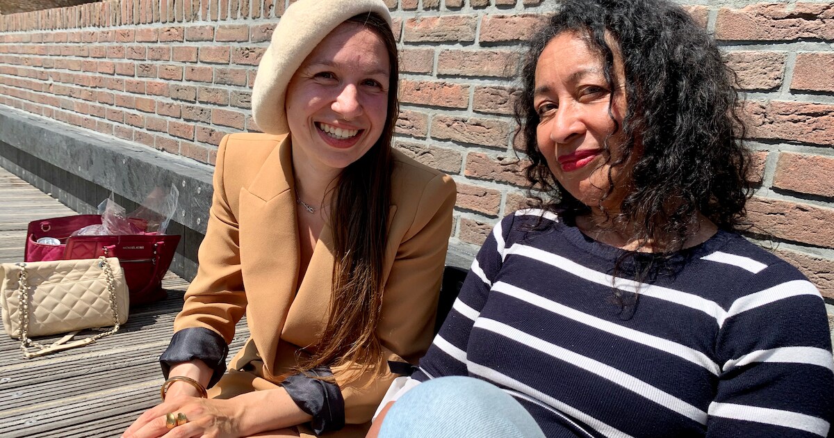 Debby en Janna hebben veel te bespreken in de zon: ‘Onze ontmoeting is ...