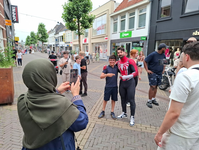 TikTok-fenomeen Spider Ali wandelt door Doetinchem: ‘Wat een aardige ...