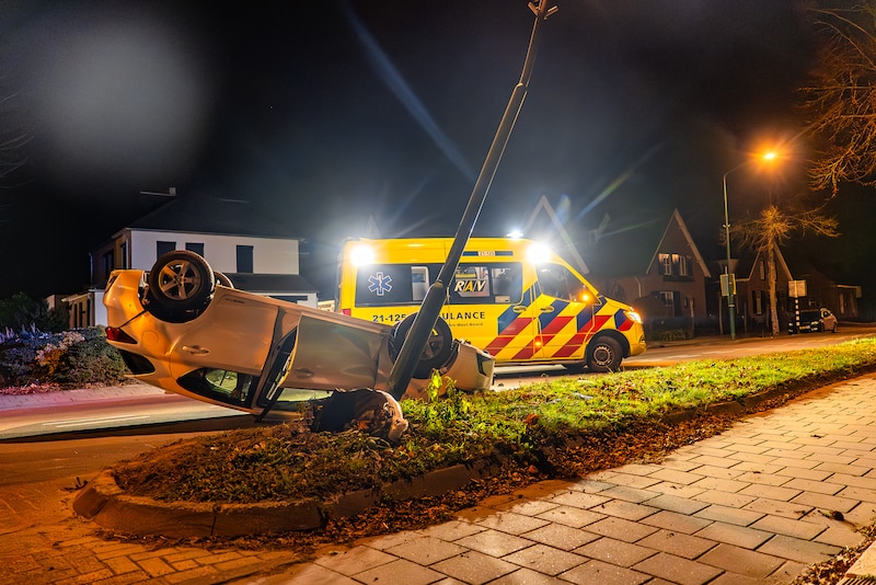Inzittenden uit over de kop geslagen auto dumpen spullen en gaan ...