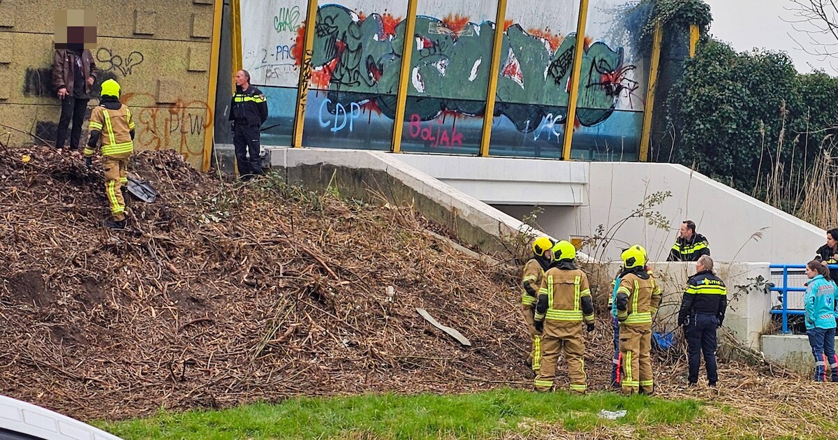 Twee benen steken uit de grond, man blijkt zich bewust te hebben ...