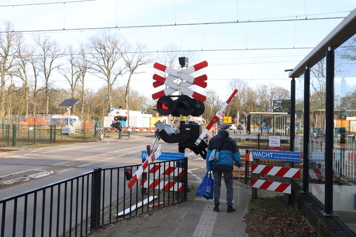 Automobilist rijdt spoorboom eraf: uren geen treinen tussen Ede ...