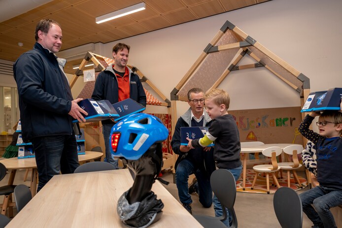 Kiwanis deelt gratis helmen uit aan schoolkinderen in Wouw: ‘Mogen we ...