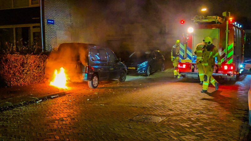 Busje in brand in Arnhemse wijk Presikhaaf | Regio | De Gelderlander.nl