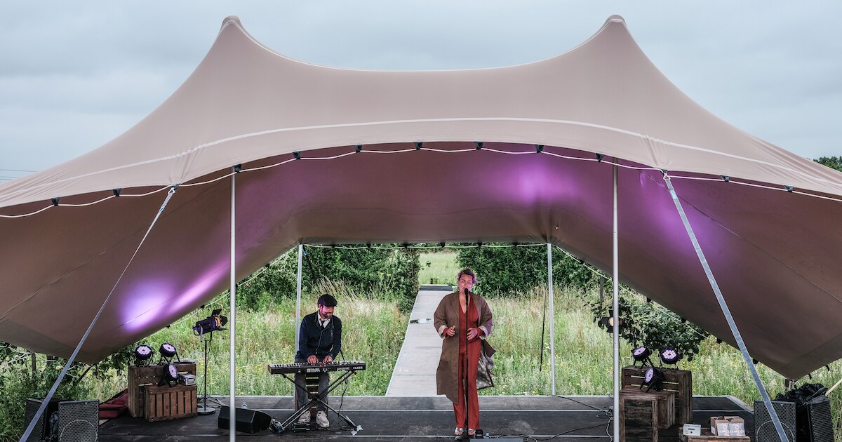 Enthousiasme over mini-theater in de boomgaard: ‘Allemaal kleine ...