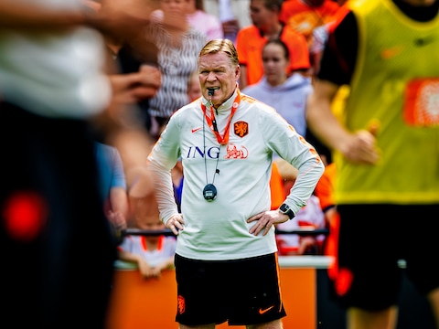 Ronald Koeman liet spelers zelf rugnummers kiezen: ‘Regelen jullie dat ...