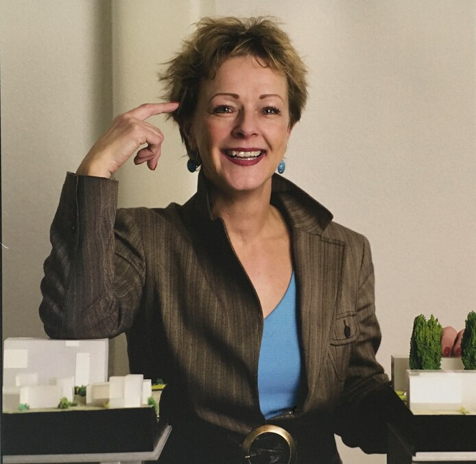 Op haar pumps snelde de keiharde én vriendelijke Nora (1954 – 2023 ...