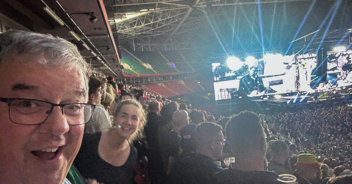 Superfan Hubert Bruls in Wales bij concert van Oasis: zegt dat wat over ...