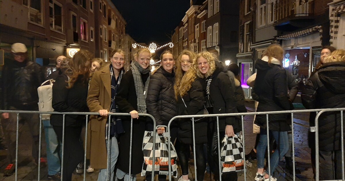 Glazen Huis niet te zien, de concerten niet te verstaan, en toch wachten honderden mensen ...