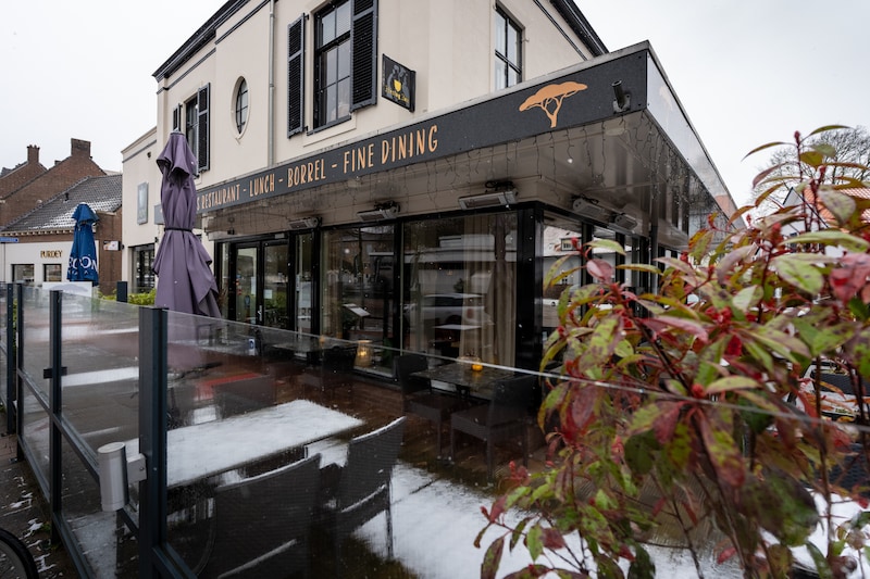 Chef-kok Ron van Gaia’s in Oosterbeek wordt er door Belgische gasten op ...