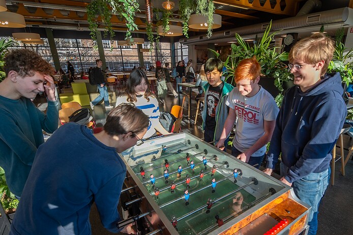 Mobieltjes in de ban op deze scholen, ook in de pauze: ‘Wat moet ik nu gaan doen?’ | Land van ...