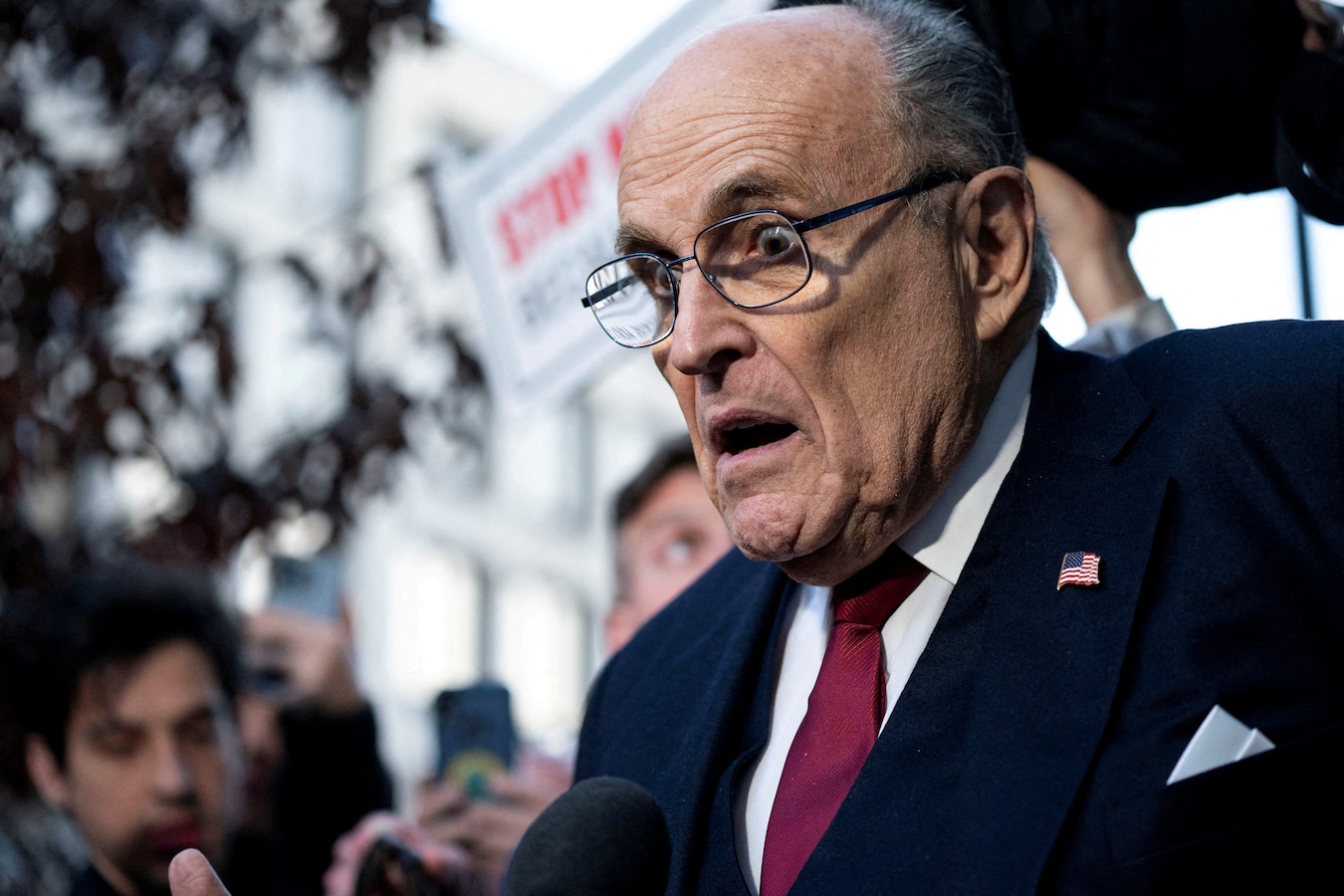 Liegen over Trumps ‘overwin­ning’ kostte Rudy Giuliani 136 miljoen ...