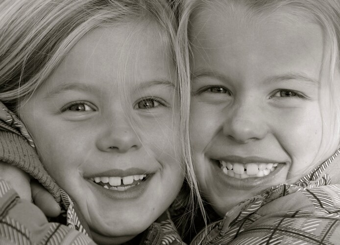 Anne voelt meteen dat ’t foute boel is met tweelingzus Tess | Enschede ...