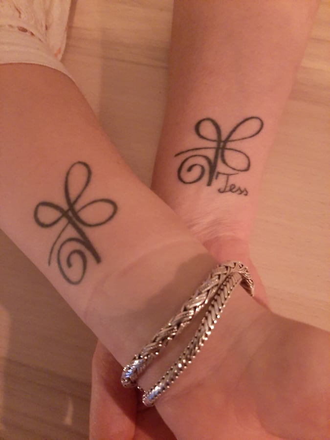 Anne voelt meteen dat ’t foute boel is met tweelingzus Tess | Foto ...