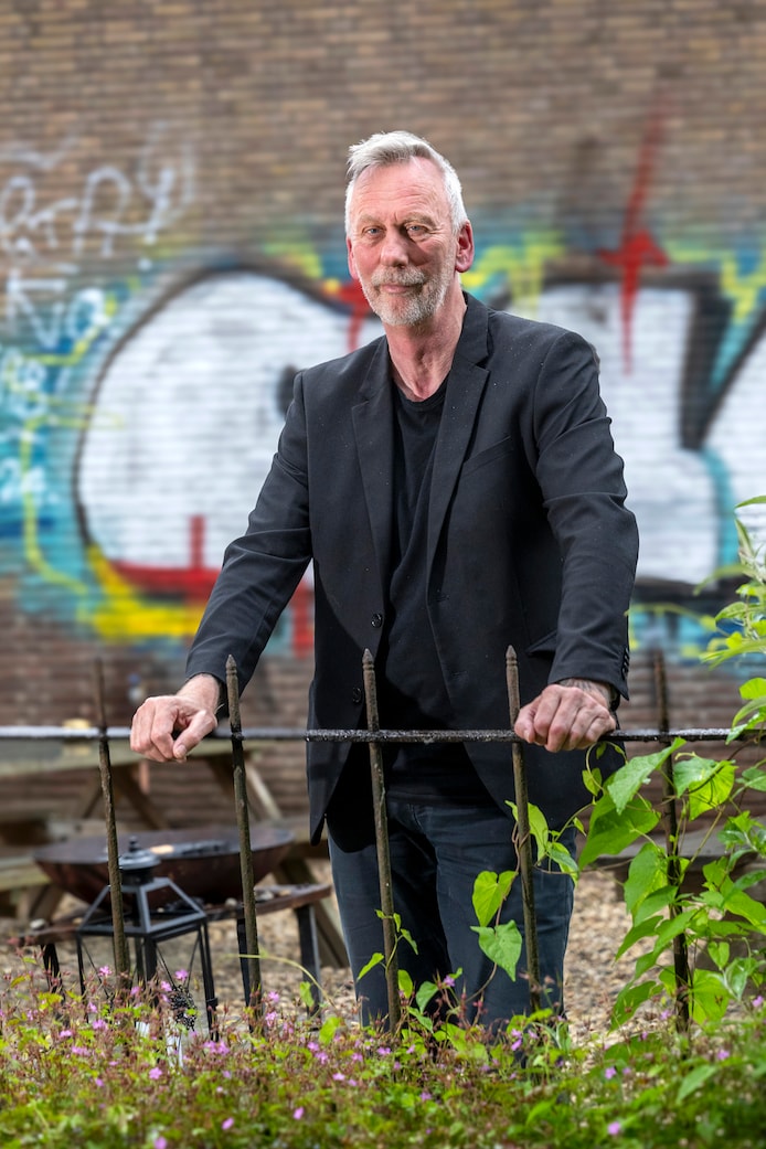 Robert Brouwer (60) debuteert met bitterzoete roman die deels over hem zelf gaat: ‘Ik kan lachen ...