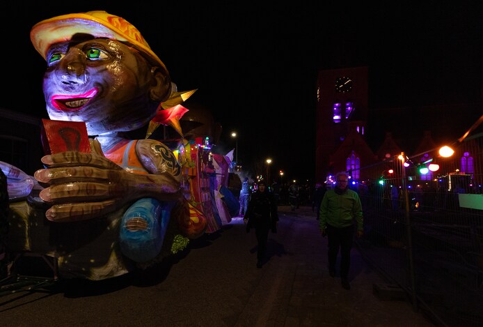 Feestelijk halfvasten in de avonduren van Netterden; bezoekers genieten van bont spektakel ...