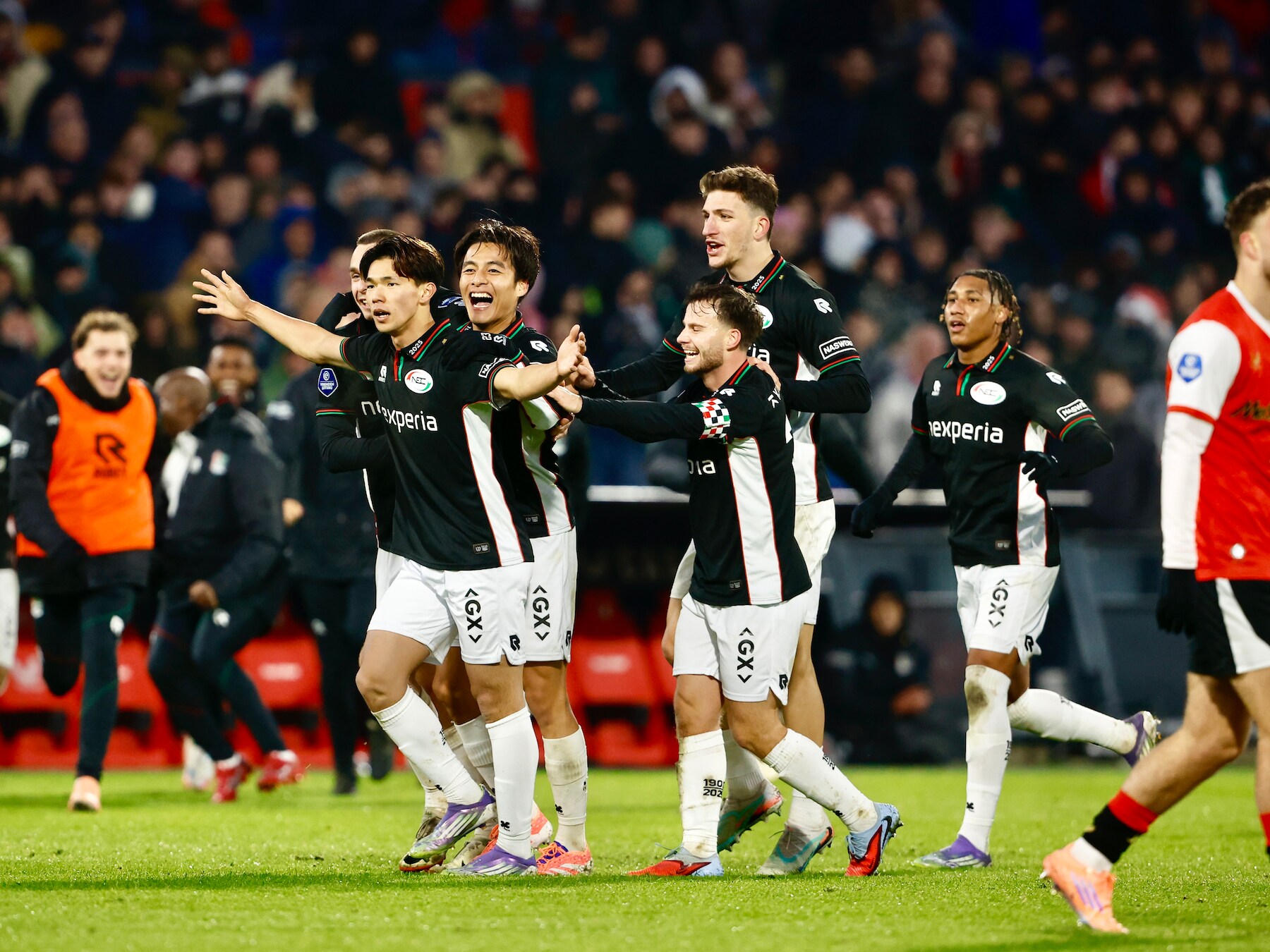 NEC herstelt zich van zwakke eerste helft tegen FC Groningen en wint ...