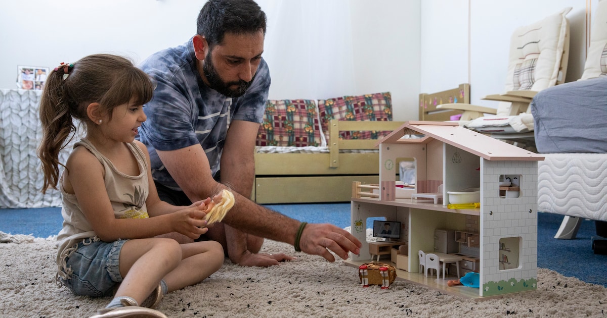 De kamer van Mohamad (40) en zijn gezin wordt opgeknapt: Ede ziet ...