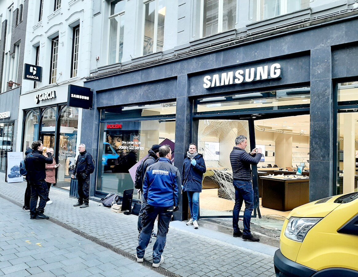 Dubbele ramkraak in centrum Breda zorgt voor ravage bij Samsung en Amac ...