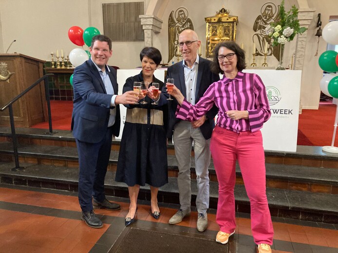 Proosten op café in de kerk, meer woningen en groter sportpark ...